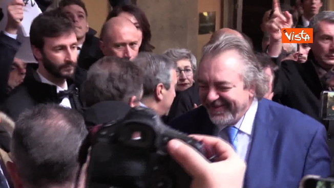 Michele Giarrusso, il grillino fa il gesto delle manette al Pd: sfregio ai genitori di Matteo ...