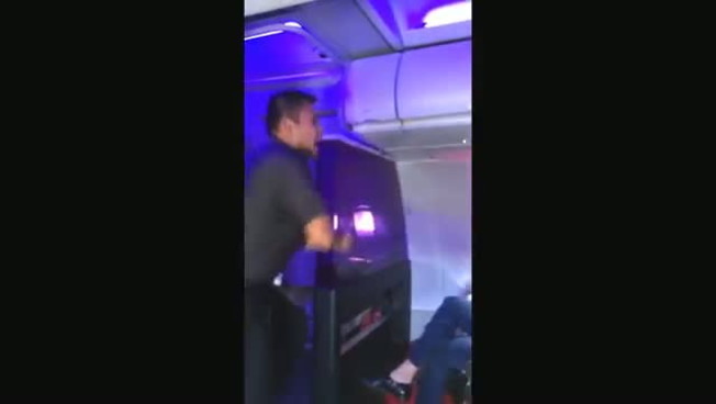 Lo steward balla la safety dance | Libero Quotidiano.it