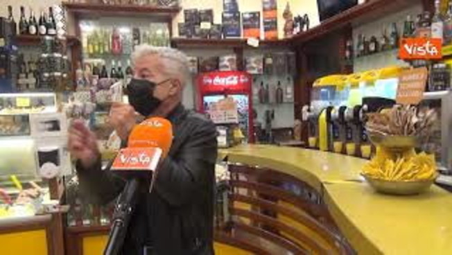 Torna il "rito del caffè" al banco a Napoli, i clienti dei bar ...