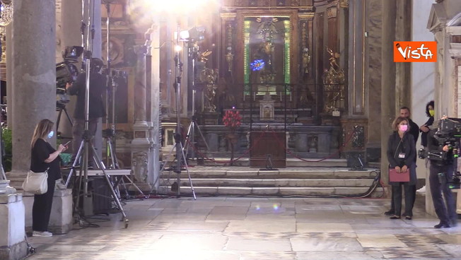 Raffaella Carrà, le strazianti immagini dell'ingresso della salma nella ...