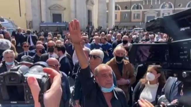 Donna Assunta Almirante, braccia tese e saluti romani: "Camerata ...