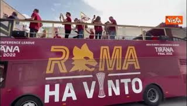 Conference League, il pullman della Roma parte dal Museo delle auto ...