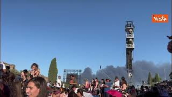 Vasto incendio a Roma, la nube di fumo visibile dal Circo Massimo dove ...