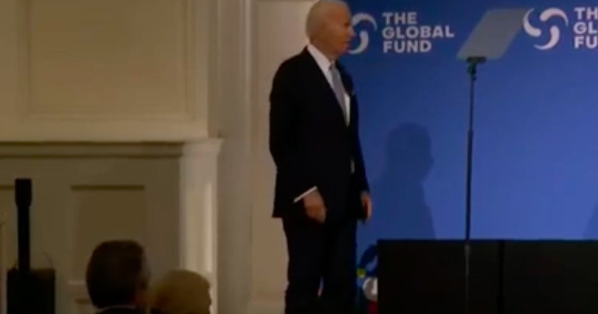 Joe Biden in stato confusionale: il gesto-choc, paura negli Usa ...