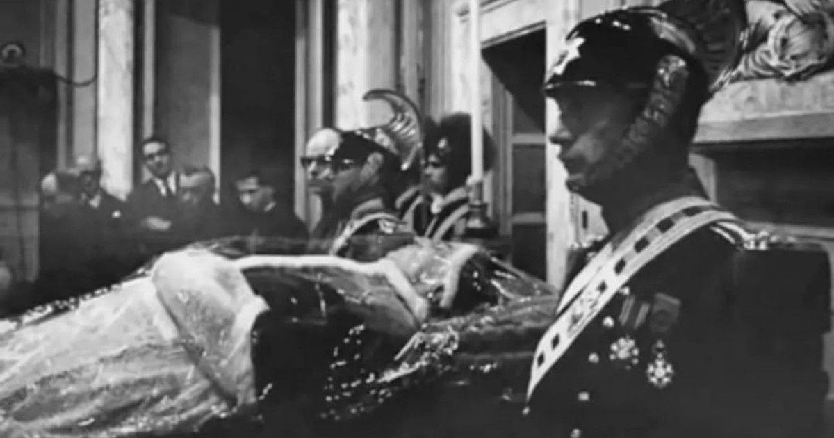 Pio XII, quando il Papa fu imbalsamato ma si decompose in pubblico ...