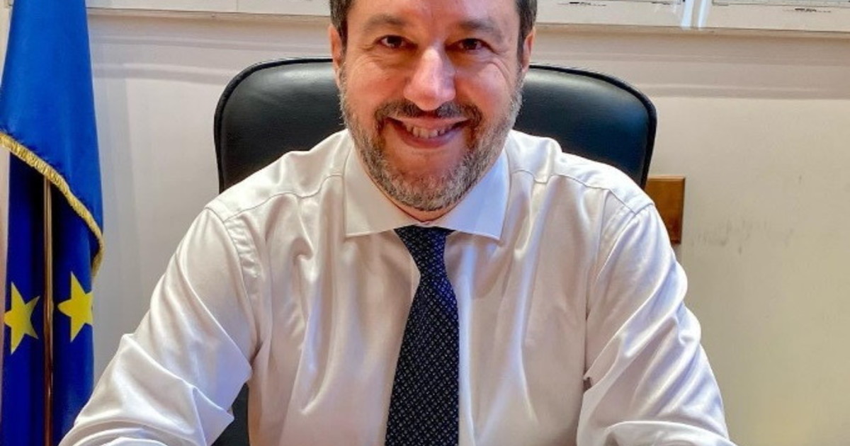 Salvini, prima foto al ministero: alle sue spalle... un messaggio a ...
