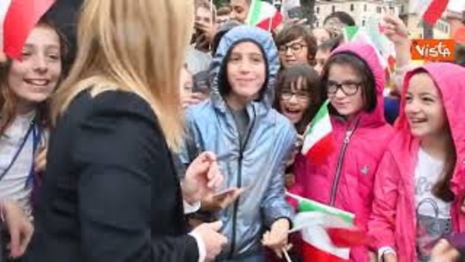 Giorgia Meloni, un diluvio di applausi al termine della cerimonia ...