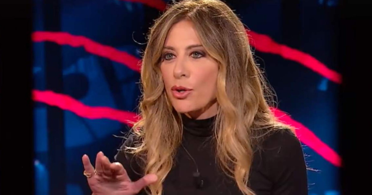 Francesca Fagnani sconvolge Costanzo: "Cosa metto sotto l'abito ...