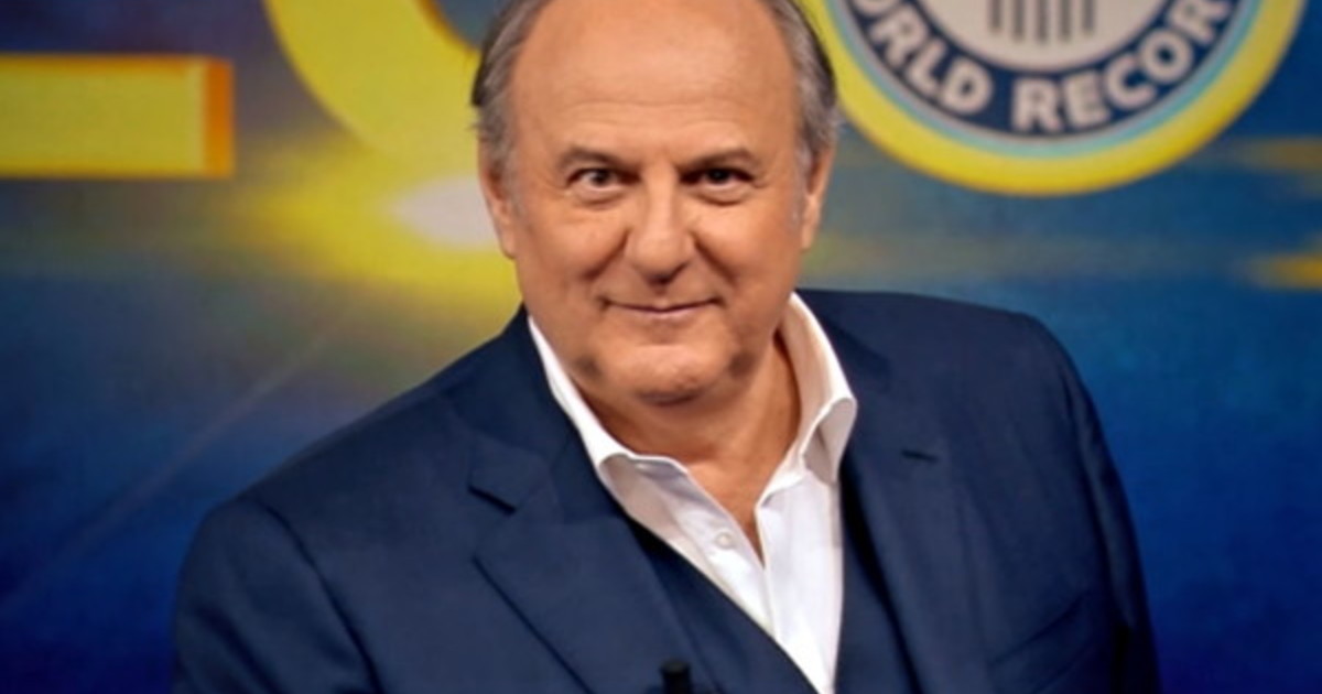 Gerry Scotti, il palo pieno di grasso: cose da pazzi in tv | Libero Quotidiano.it