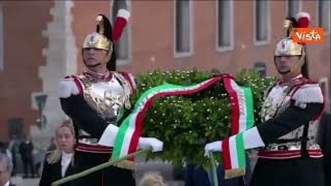 25 Aprile, Mattarella rende omaggio al milite ignoto all'Altare della Patria | Libero Quotidiano.it