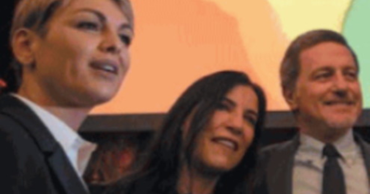 Francesca Pascale e Massimo Giannini, la provocazione: mentre Papa Francesco parla... | Libero ...