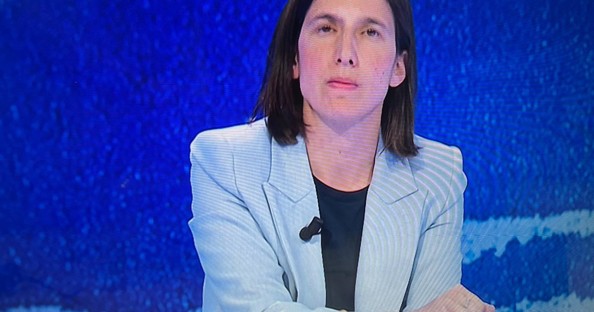 Elly Schlein, la domanda che la imbarazza tv: "Ci mette la mano sul ...