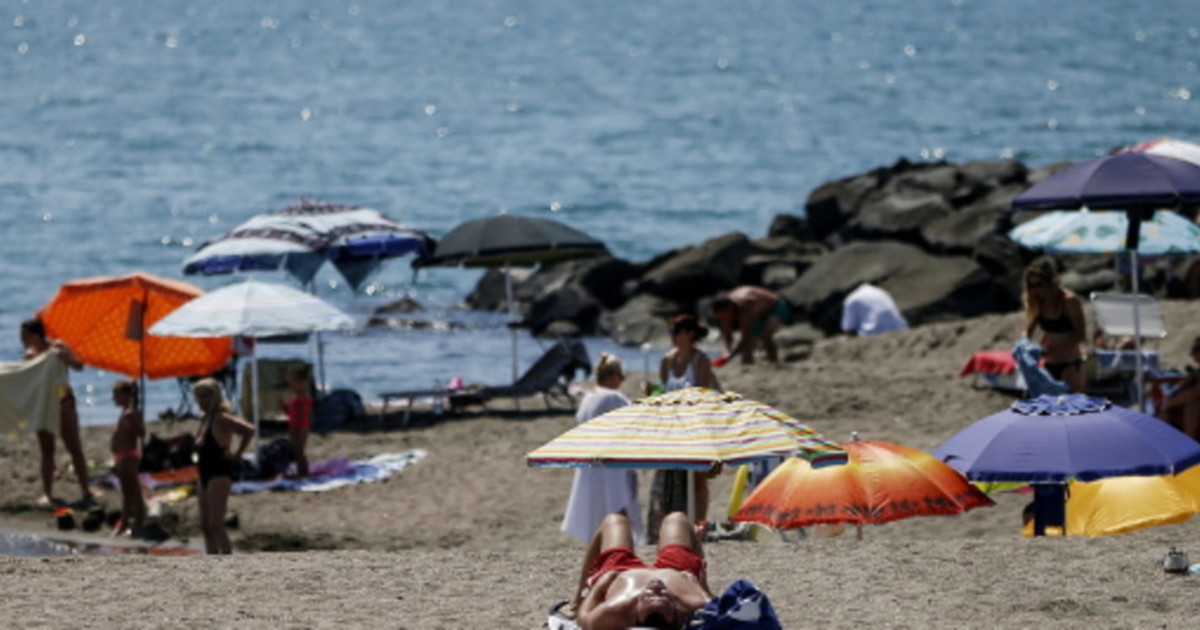 Portonovo, turista si presenta in spiaggia così: scoppia il finimondo ...