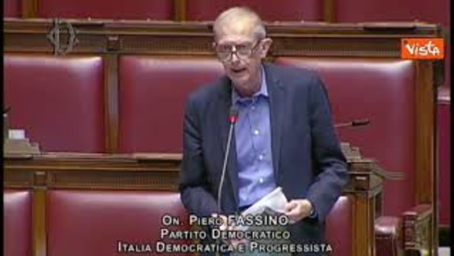 Fassino mostra in Aula cedolino: “4718 euro al mese non è stipendio d ...