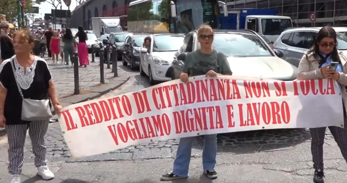Giorgia Meloni, scandalo a Napoli: come insultano il premier in coro ...