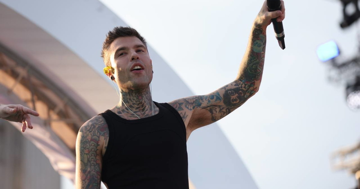 Fedez, "carabinieri infami e figli di cani": il rapper può insultare ...