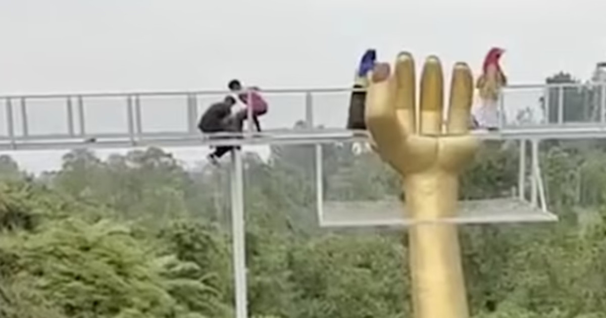 Indonesia, il ponte di vetro si frantuma all'improvviso: morta una ...