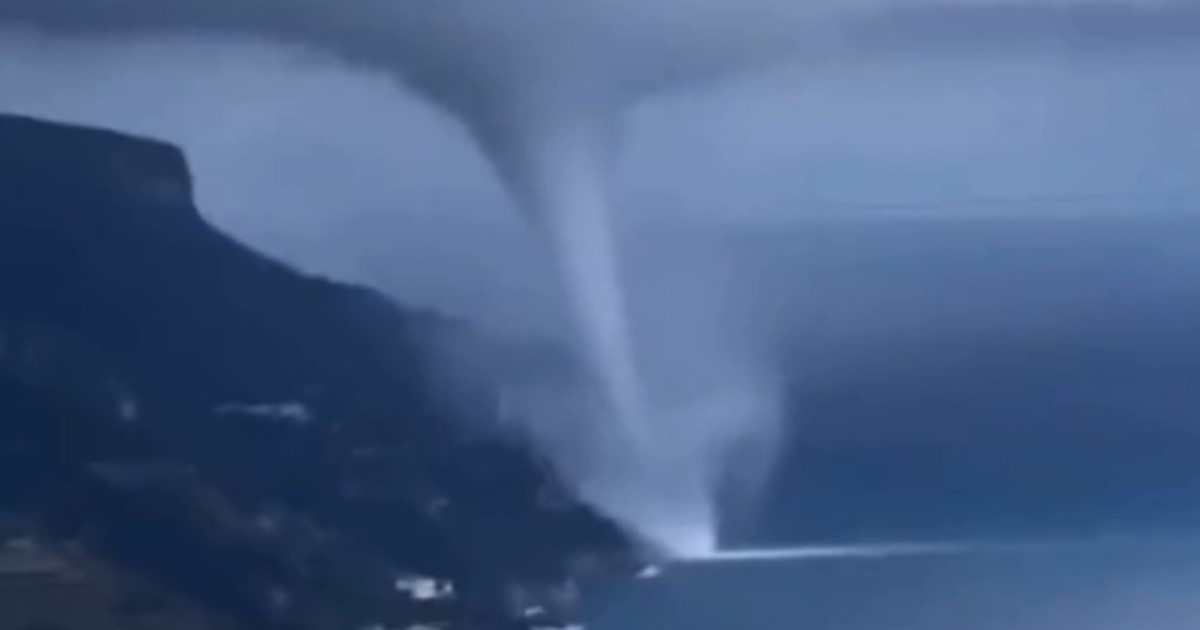 Costiera Amalfitana, la furia della tromba marina: un video impressionante | Libero Quotidiano.it