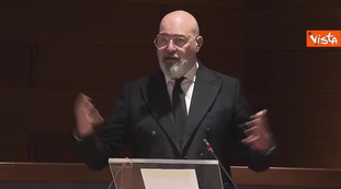 Bonaccini, gaffe in faccia alla Meloni: "Vannacci...", lei ride ...