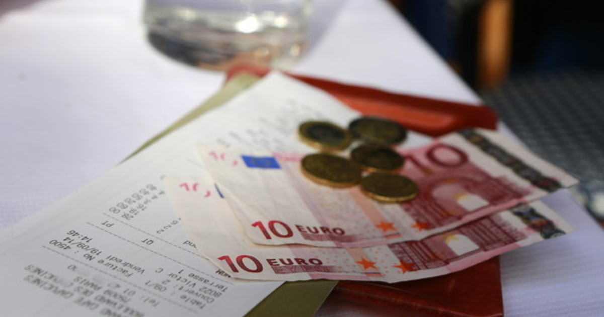 Lascia 150 euro di mancia, reazione sconvolgente della cameriera ...