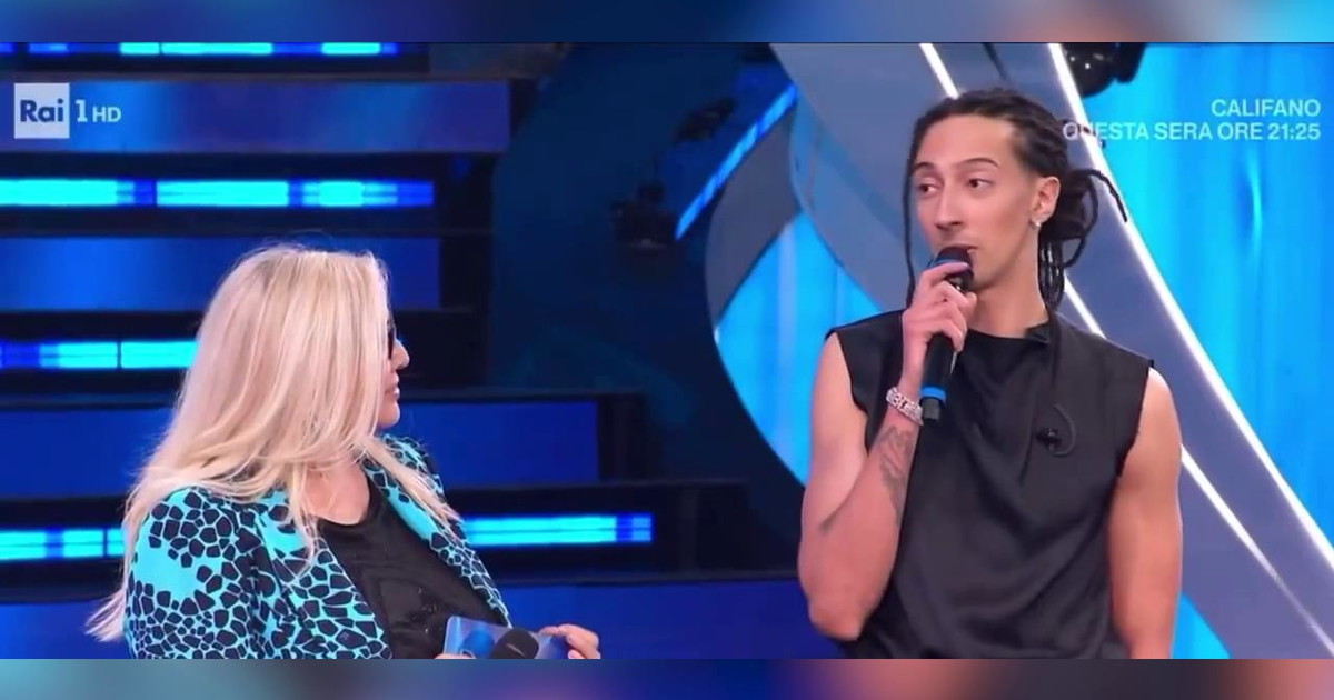 Ghali, beatificazione a Domenica In: tutti in piedi, pollicione alzato ...
