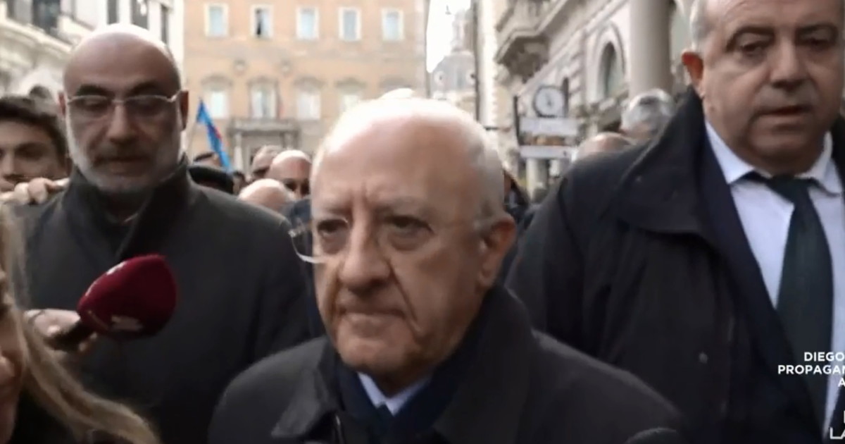 De Luca soffia sul fuoco: "Operazione vergognosa", ed è bagarre davanti ...