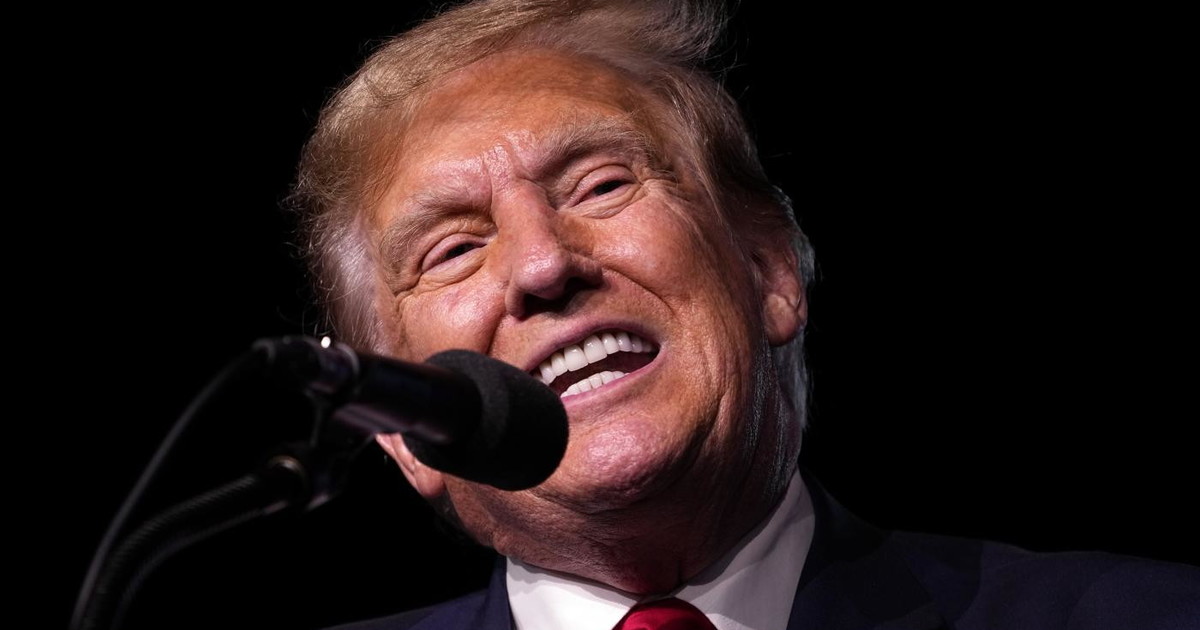 Joe Biden come un cane: il brutale affondo di Donald Trump in una foto ...