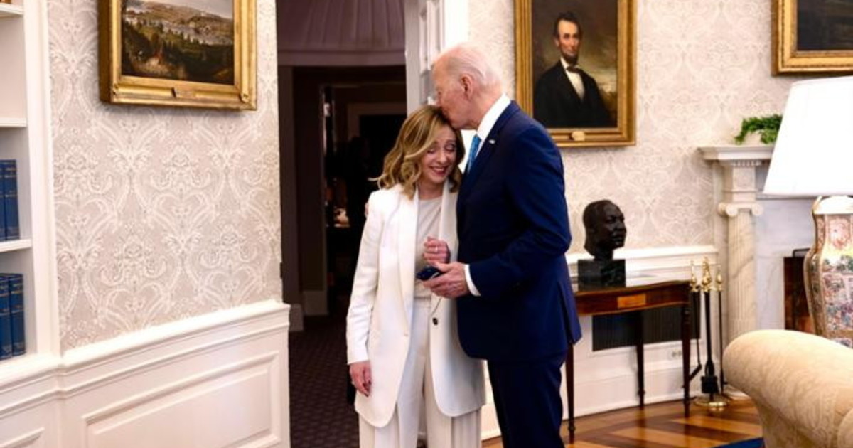 Giorgia Meloni e il bacio di Biden, La Stampa va in tilt: "Patriarca ...