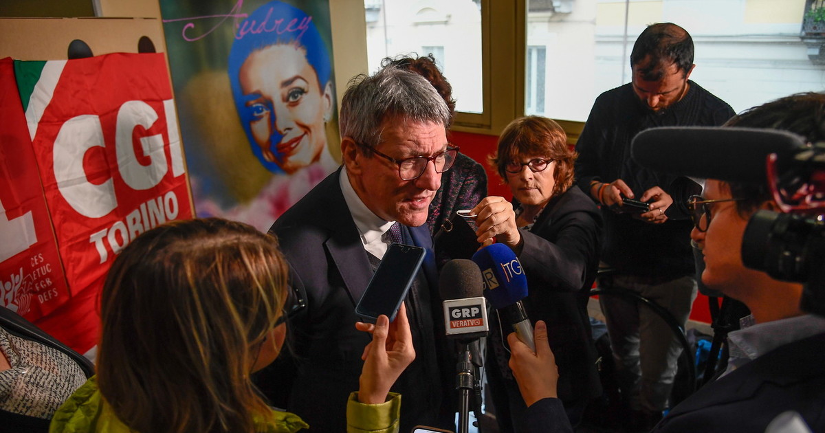 Landini contro Ronzulli: "Chi? Ha mai lavorato?". E lei: "Vive sulle ...