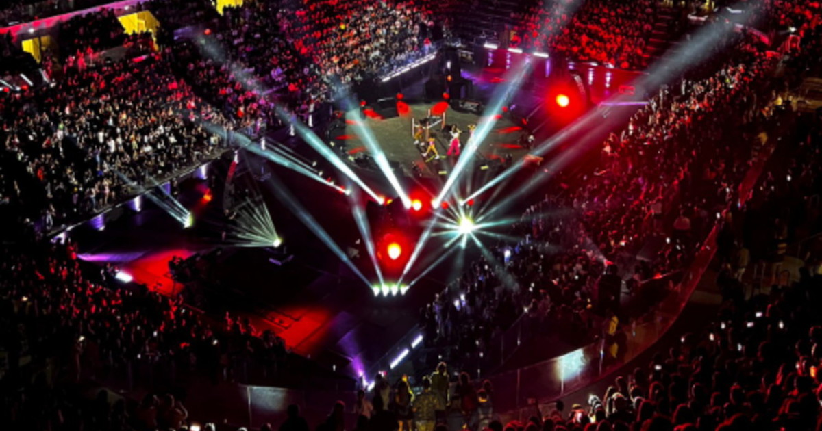 Radio Zeta Future hits live: conducono Paola Di Benedetto, Giulia Laura ...