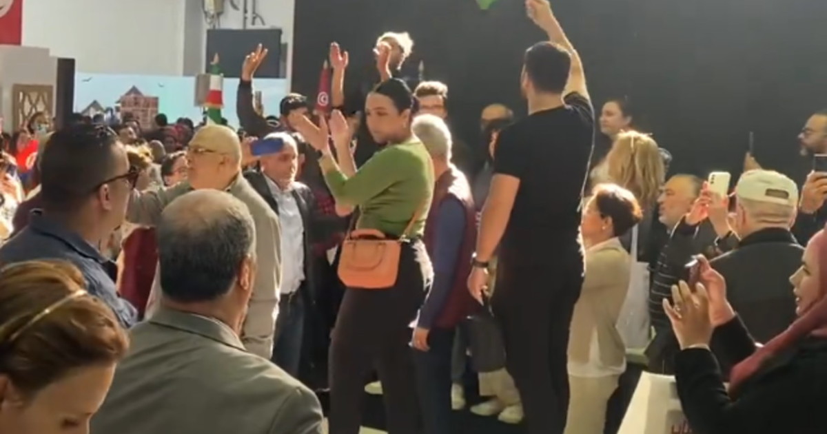 Tunisi, blitz dei filo-Gaza nello stand italiano: Sangiuliano costretto ...