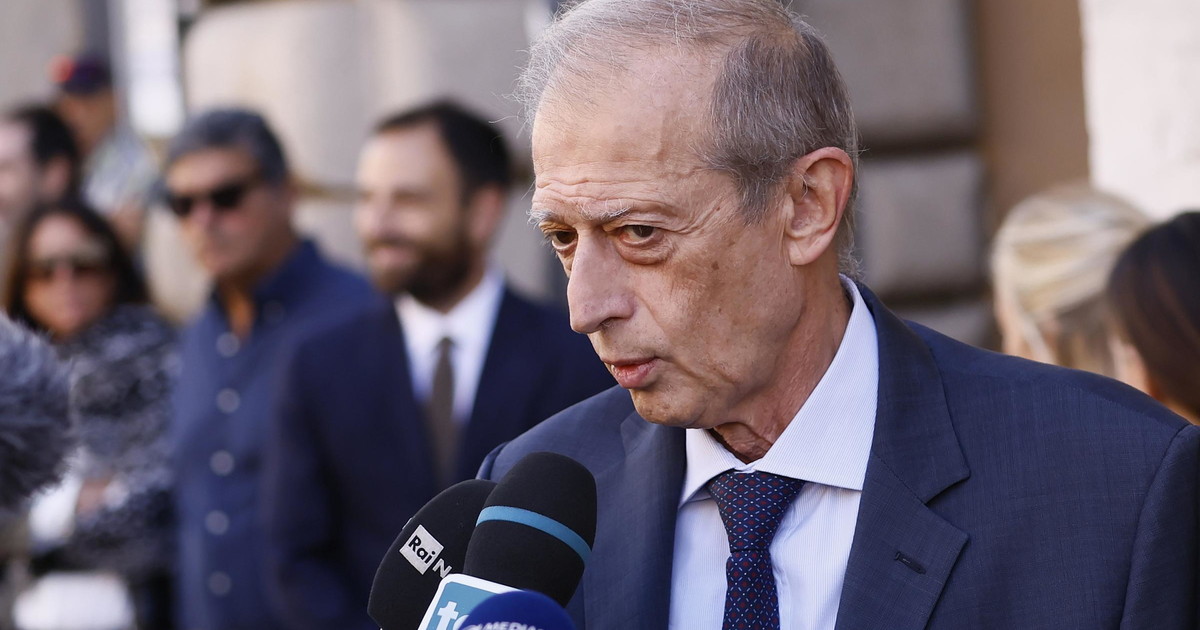 Piero Fassino, i testimoni e il dettaglio nel video: "Profumo scivola ...