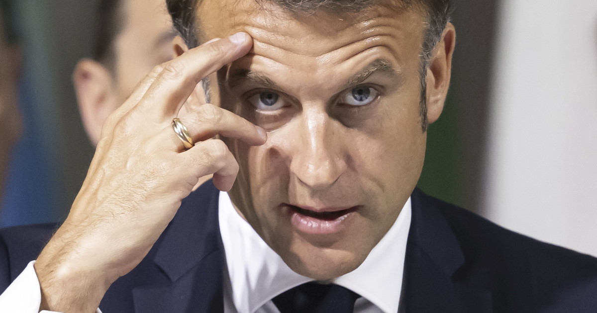 Emmanuel Macron, così è finito nelle sabbie mobili rosse | Libero ...