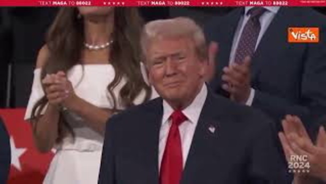 Trump con orecchio fasciato alla convention repubblicana, accolto da ...