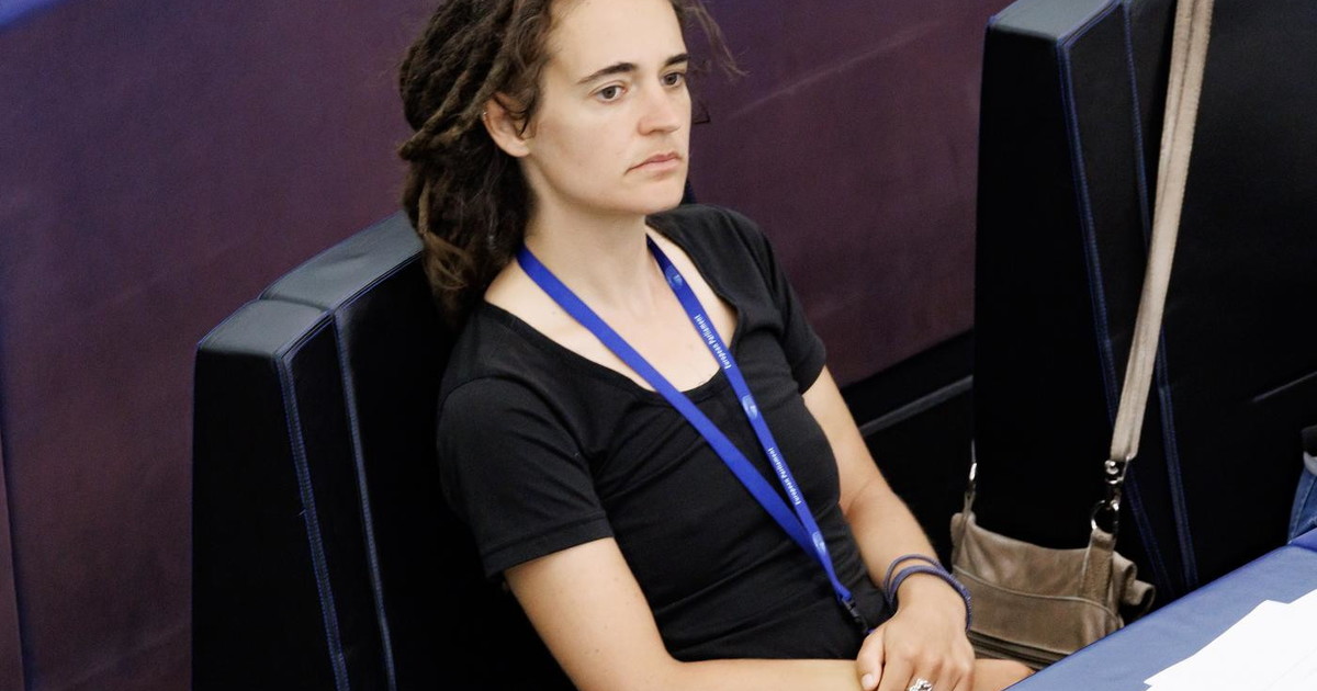 Carola Rackete, "adotto conigli, combatto i fascisti con Ilaria Salis ...