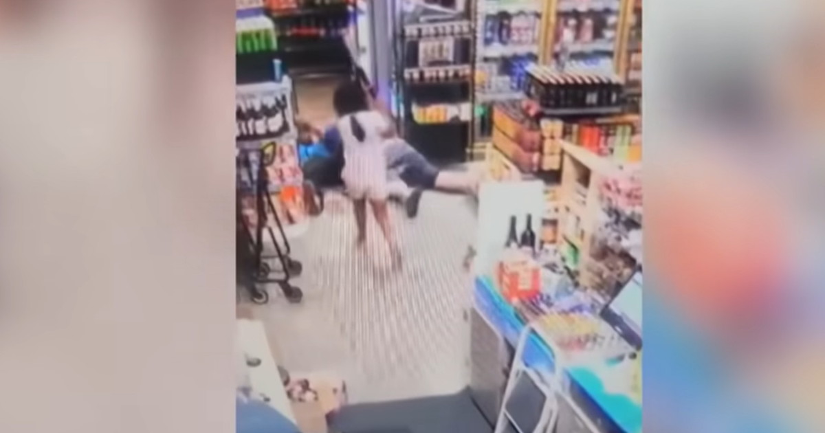 La bimba di 8 anni prende a bastonate il ladro nel supermercato di papà ...