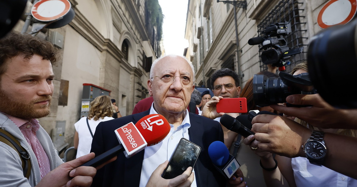 De Luca ancora contro Schlein: "Non può significare che uno vale uno ...