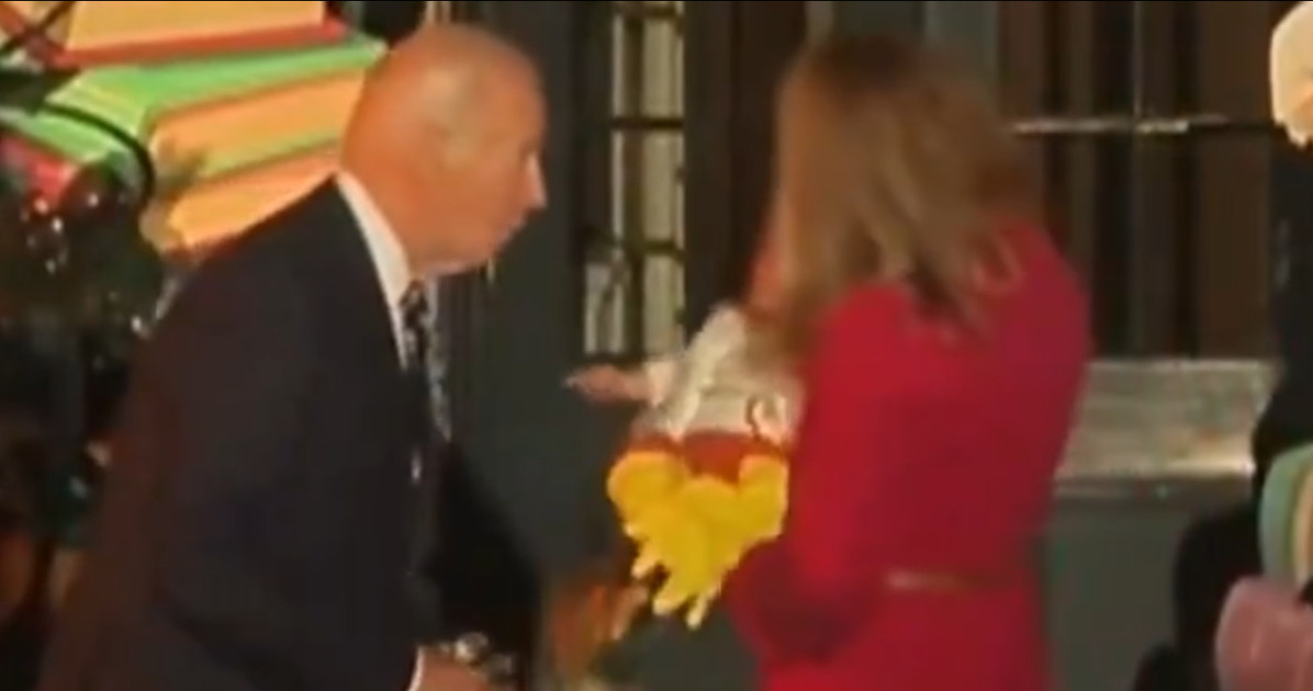 Joe Biden morde un bimbo alla festa di Halloween: "Inquietante ...