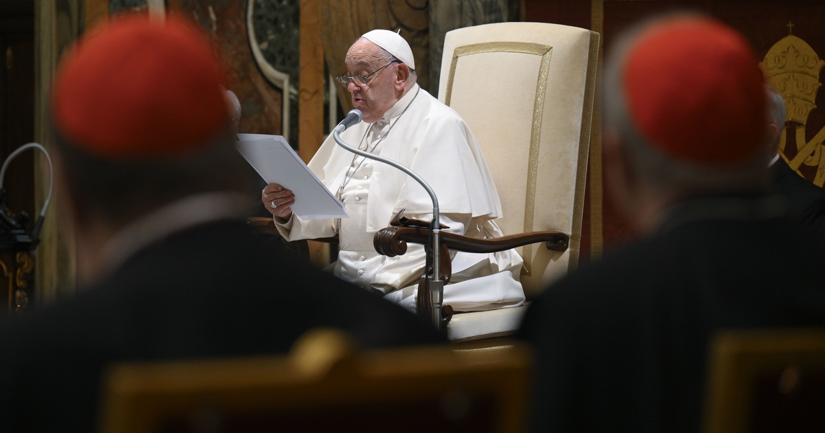 Bergoglio rivoluziona il funerale dei Papi: clamoroso, la nuova bara (e ...