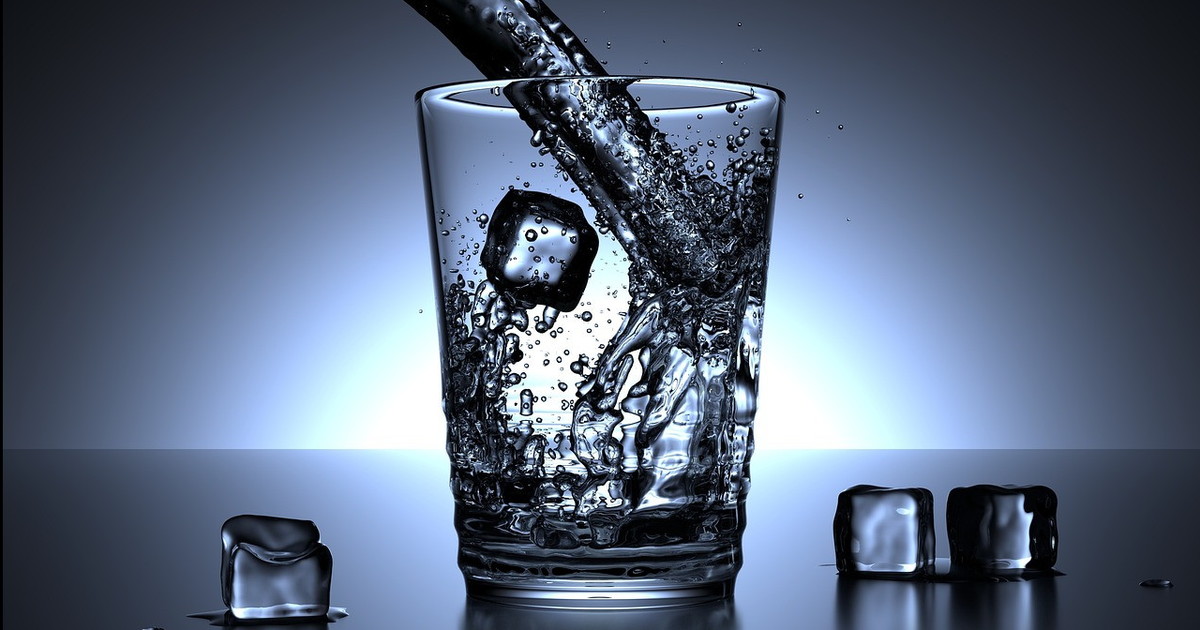 Acqua, meglio liscia o gassata? Ecco cosa dovete scegliere | Libero ...