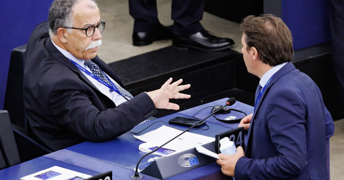 Sandro Ruotolo, l'epopea: il baffo armato di Elly fa avanspettacolo ...