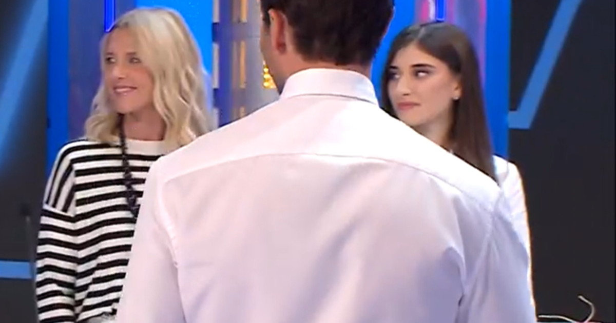 Affari tuoi, "mi vergognerei fossi in lui": il pacchista Roberto ...