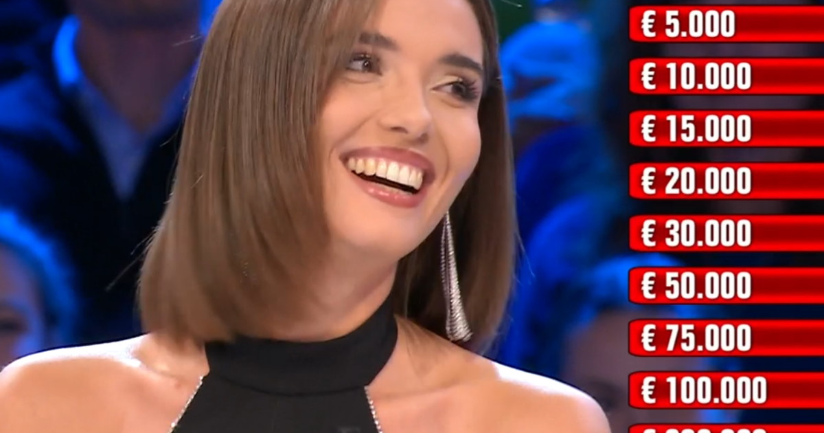Affari Tuoi, "ma si può?": Valentina vestita in studio così, la concorrente "scandalosa ...