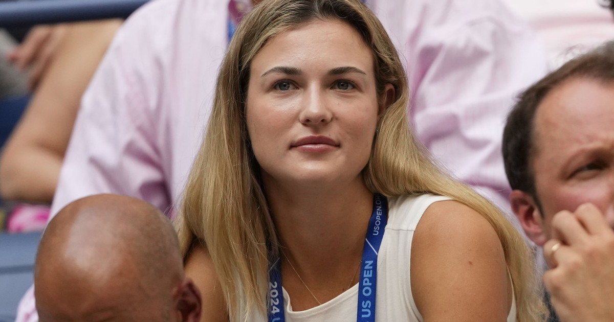 Anna Kalinkaya abbracciata a un parlamentare: la foto che fa il giro ...