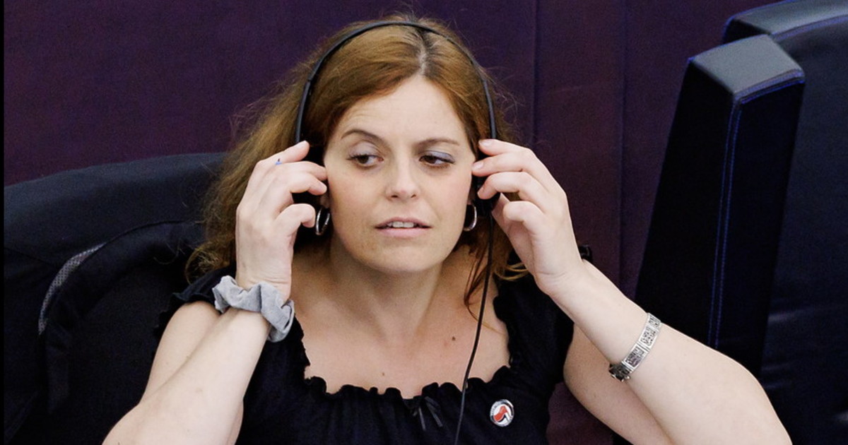 "No ai simboli comunisti e nazisti": clamoroso, come vota Ilaria Salis ...