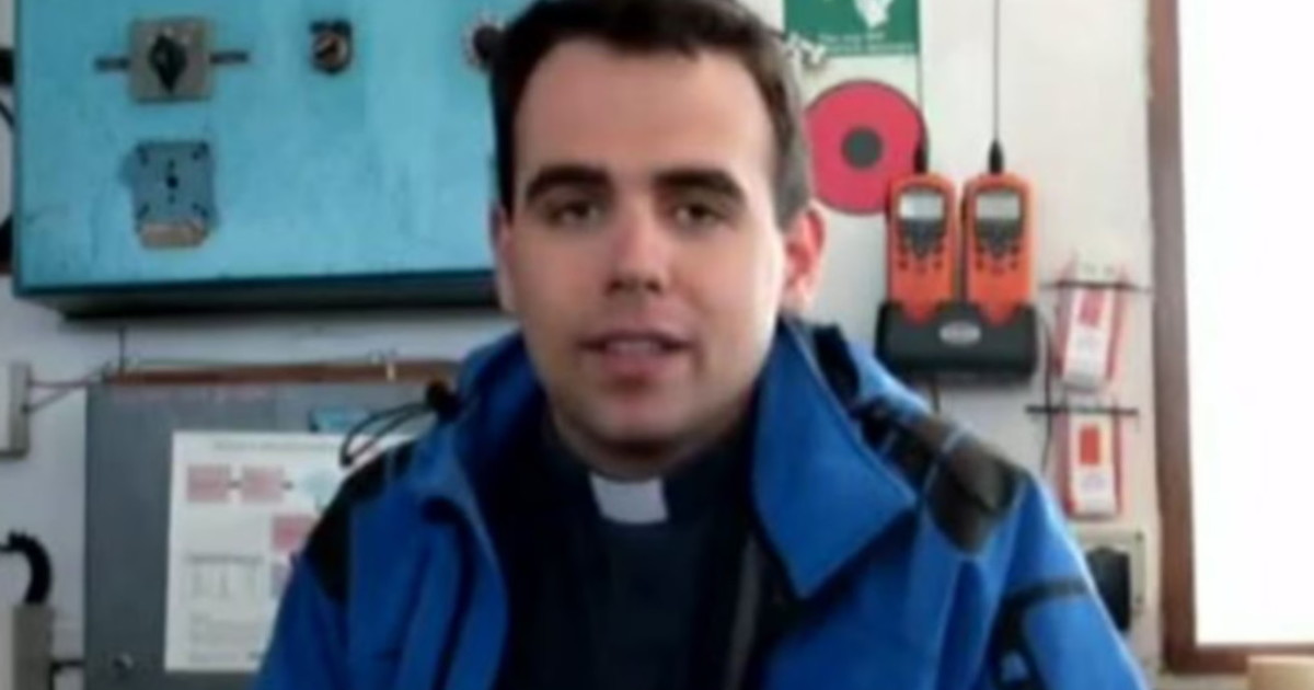 Don Mattia Ferrari, il prete della Ong spiato? La sinistra impazzisce ...