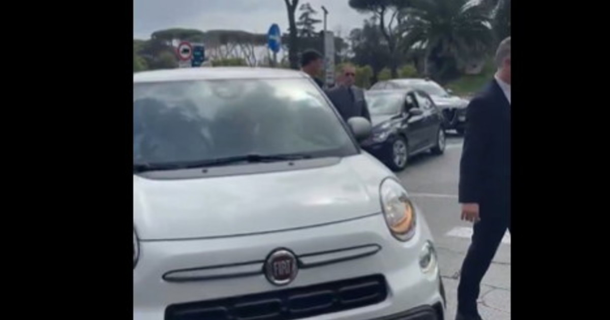 Papa Francesco, "cos'aveva in mano in auto". Il giallo del percorso ...
