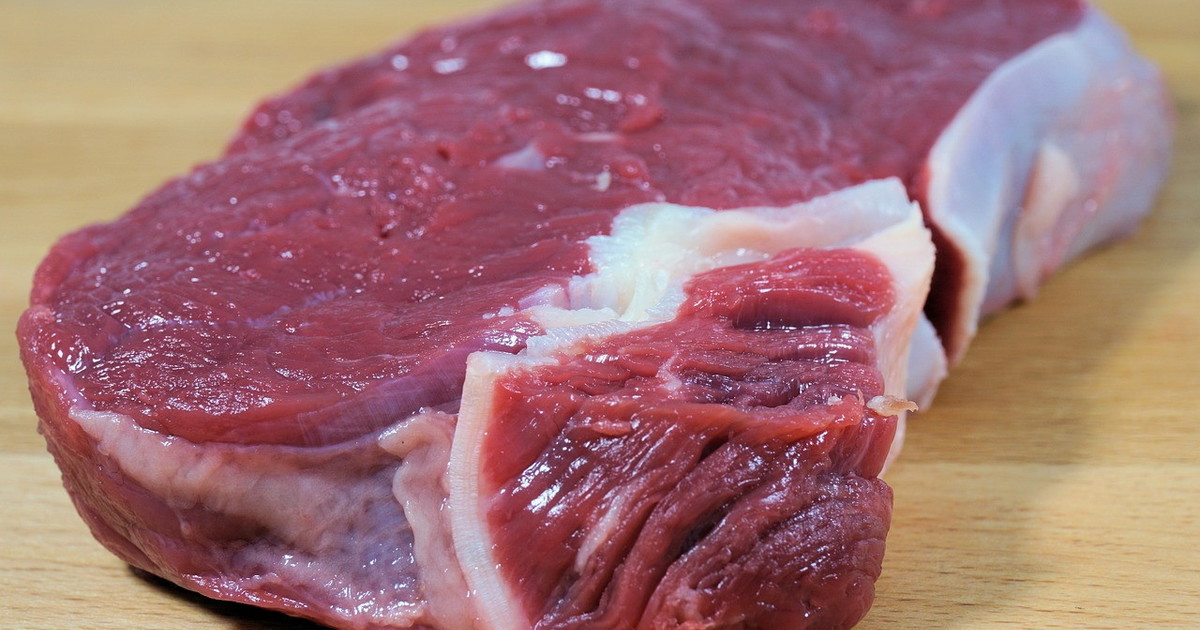 Mangia carne cruda, febbre e dolori al petto: poi il virus raggiunge il ...