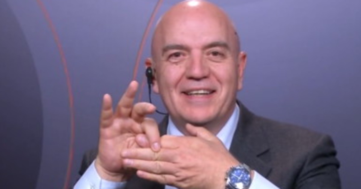 Marco Rizzo, "che roba è l'Unione europea". Il gesto delle dita ...