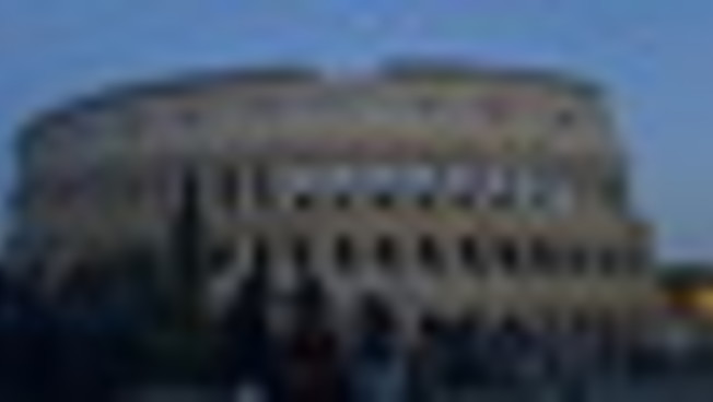 Il Colosseo con le luci spente per rispetto di Papa Francesco | Libero ...